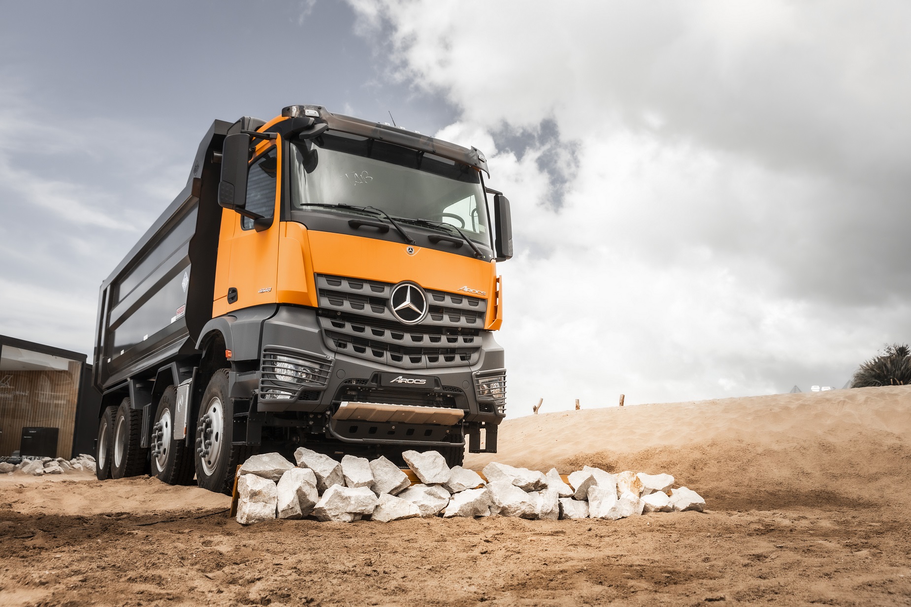 El nuevo camión Mercedes-Benz Arocs 4848 K/45 8×4 | Visión Auto
