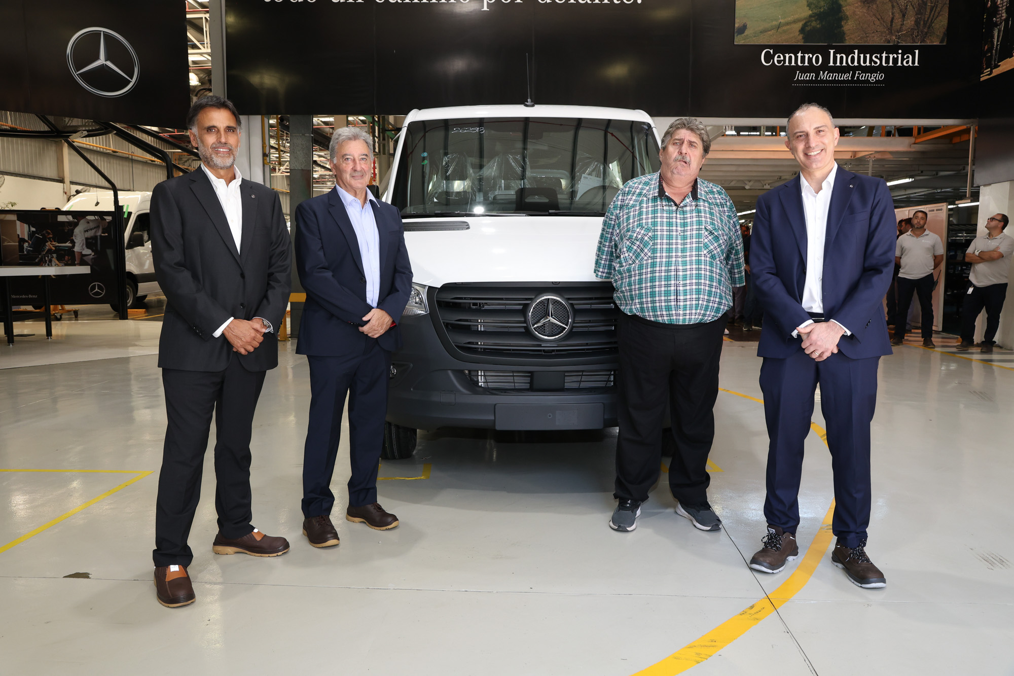 EL CAMBIO DE MANOS EN MERCEDES BENZ. LA SPRINTER SEGUIRÁ PRODUCIÉNDOSE EN LA ARGENTINA HASTA ...